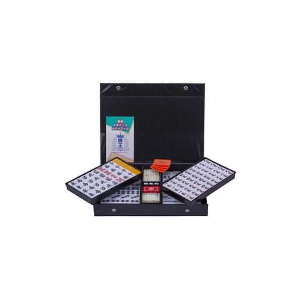 牌が大き目で見やすく、力強い字体。多くの雀荘で使われているサイズの牌。安価で大きめ牌の麻雀牌セット。ルールには精通している中上級者向け。点棒仕様は、万点棒10本・五千点棒12本・千点棒36本・百点棒45本。健康麻雀教室等で多い、3万点配布（...