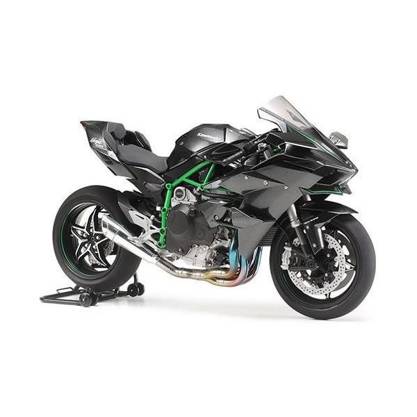 1/12スケールのプラスチックモデル組み立てキットです。 ●全長172mm、全幅70mm、全高97mm。 ●遠心式スーパーチャージャーを装備した水冷並列4気筒エンジンを精密に再現。 ●トレリスフレームや空力を追求したカウル類など個性的な構成...