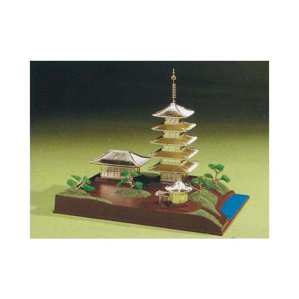 日本の伝統をプラモデル化したシリーズです。白壁や屋根など、土台部品にプラモデル塗料で彩色すれば更に日本の建築美が際立ちます。プラモデル作りのたのしさと日本の伝統美を味わえます。※ゴールドメッキバージョンでは、屋根部品と壁部品がゴールドメッキ...