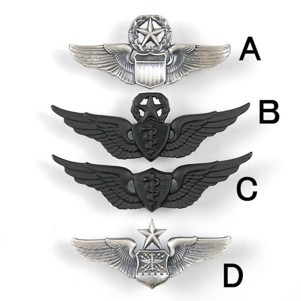 アメリカ軍本物パイロットバッジパイロットの数が少ない為　希少な在庫ジャケットやシャツの左胸に付けますピン留めで簡単に装着可能デッドストック物全て台紙付本物ですＡ．ＵＳＡＦ．コマンドパイロット　　横５．２×縦２．４ｃｍＢ．ＵＳ．ＡＲＭＹ．フラ...