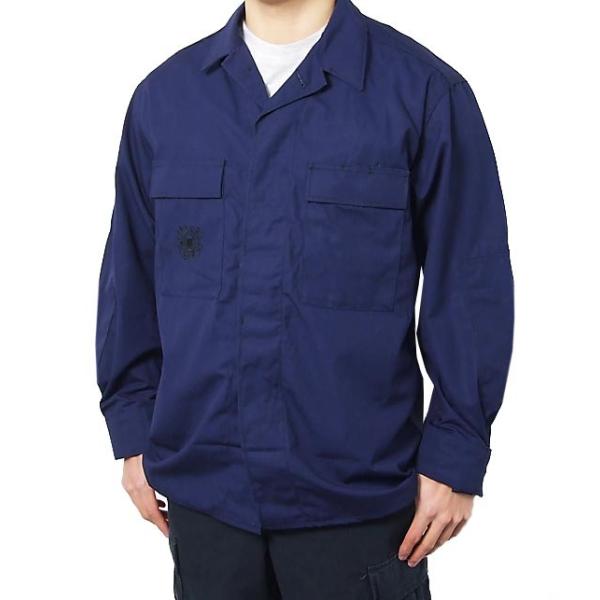 アメリカ軍より放出された本物軍用ネービーは手に入りにくい希少品右ポケットにコーストガード刺繍が入っています色はネービー素材はコットン/ナイロンポケットは胸２個リップストップとは生地に格子状の筋が入り破れてもそこで止まる仕組みになっています-...