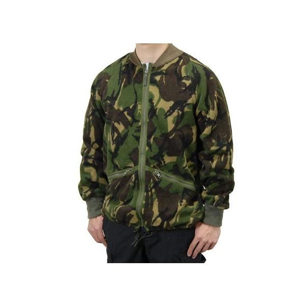 イギリス軍本物フリースジャケット前のジッパーがお洒落でアクセントになっていますポケットは前にジッパー付２つ本来パーカーなどのライナーですが　単独使用十分ＯＫなアイテムこの上にジャケット、パーカを重ね着出来ます冬はもちろん、春、秋に活躍するア...