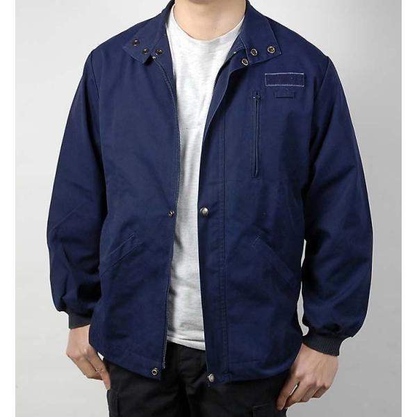フランス、ワークジャケット非常にシンプルなデザインで着やすいワークジャケットですがお洒落な仕立てですコットン／ポリ素材前はジッパーとスナップボタンの両留めポケットは腰に２つ、左胸に縦ポケット１つ左胸に名前用ベルクロ、バッジホルダーありライナ...