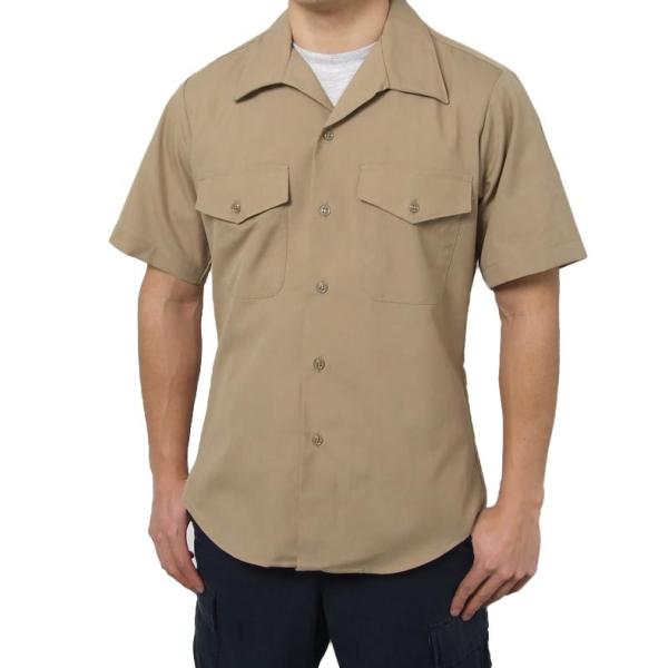 アメリカ軍本物マリーン、ドレス半袖シャツ素材：ポリ、ウールカラー：カーキマリーン独特のカーキシャツ洗濯してもすぐ乾きますシワになりにくく、良い感じで着れます胸ポケット２個男性モデル（身長１７０ｃｍ、体重７０ｋg、胸囲９６ｃｍ、ガッチリ体系）...