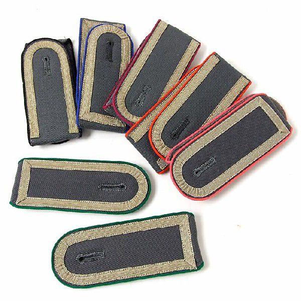 ドイツ軍のシャツとジャケットの肩に付けるハードタイプ階章****************************************画像で金の縁どりが　全部囲まれたタイプと一部開いているタイプと　２タイプあります階級の違いのようですが　...