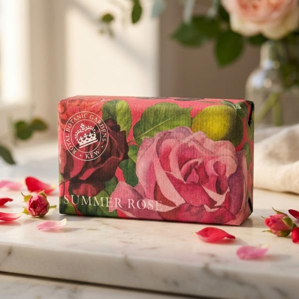 ○Luxury Shea Soaps ラグジュアリーシアソープシアバター配合の使い心地の良いラグジュアリーソープ。イギリス特有の香りのブレンドと滑らかな使用感が癒しを与えます。〇香り・Summer Rose サマーローズ夏の心地よいローズと...