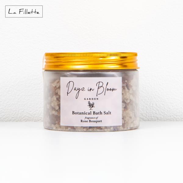 天然の海塩をベースにドライフラワーやハーブをブレンドしたバスソルト。植物由来のうるおい成分が肌をしっとりなめらかに整えます。1回分を付属のメッシュ袋に取り分けてお風呂に浮かべてお使いください。やさしいアロマとハーブがゆらめく、ちょっぴり贅沢...