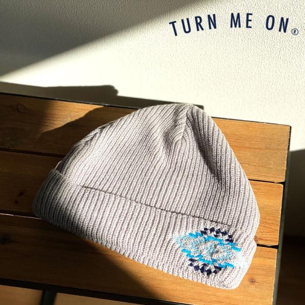 大人気刺繍ニットキャップ！柔らかくて軽いアクリルニットを使用。刺繍が映え、被りやすく使いやすいデザインです。お馴染みのTURN ME ON/ターンミーオンのネームが反対側にさりげなく入っています。THANKS GOD IT'S SWELL!...