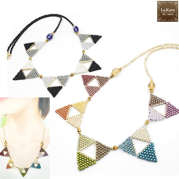 ビーズステッチで作る三角モチーフが可愛いフラッグ風のネックレス元気な配色のマルチカラーと大人なモノトーンの2種類！モリモリ編んでブリックステッチはこれでマスター？！◆難易度：★★★☆☆◆サイズネックレスの長さ：約50cm（＋アジャスター5c...