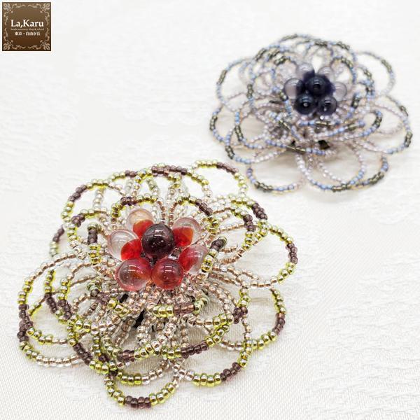 テグスとワイヤーを使い、立体的で華やかなお花を作ります。ジャケットにはもちろん、帽子にも、カバンにも、ストールにも！何にでも合わせやすい、お利口ブローチです♪◆難易度：★★☆☆☆◆サイズモチーフの大きさ：直径約6.5cm◆カラーベージュ／パ...