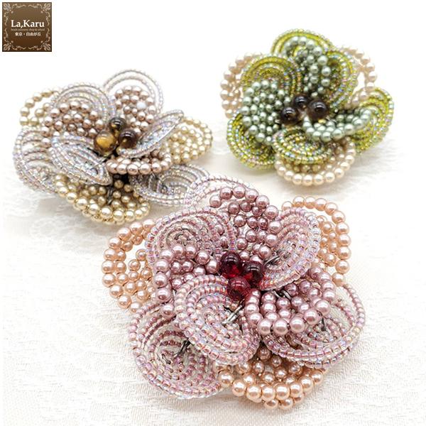 アーティスティックワイヤーを使い、パールと丸小の立体的なお花を作ります。ジャケットにはもちろん、帽子にも、カバンにも、ストールにも！何にでも合わせやすい、お利口ブローチです♪◆難易度：★★★☆☆◆サイズモチーフの大きさ：直径約6cm◆カラー...
