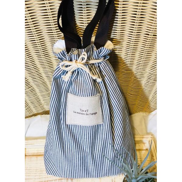 【作品への想い】オシャレな巾着バッグが欲しいとのリクエストがあり作りました！お弁当＆タンブラー入れ、バッグインバッグ、トラベルの際におすすめです♪handmadeなので全てが1点ものです。【サイズ】縦：約30cm　横：約24cm　まち:約6...