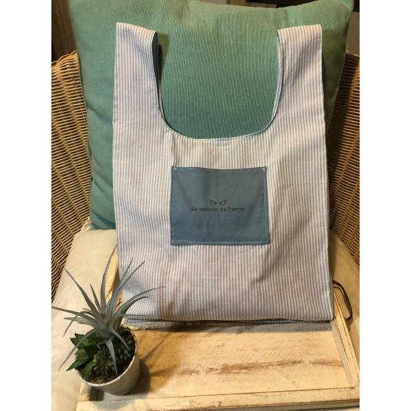 【作品への想い】ポケットに携帯が入れられるようにしてほしいというご要望がありポケットを大きくしてゴムバンドで包めるようにしました！便利さが増しましたよ♪handmadeなので全てが1点ものです。【サイズ】縦：約45cm　横：約28cm　幅:...