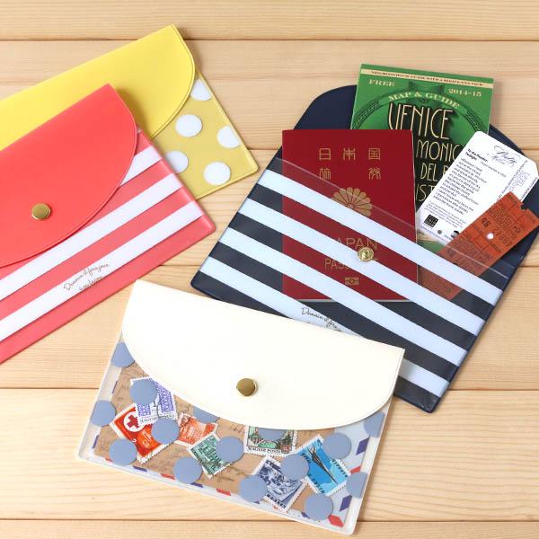 【ファヴォリ Favori】パターンプリントの透明塩ビ＆鮮やかカラーの塩ビを組み合わせたカラフルなキャリングシリーズ。パスポートや通帳、チケットなどの整理におすすめの書類ケース！A6サイズ用紙やノートなどをしっかりしまえるサイズです。仕切り...