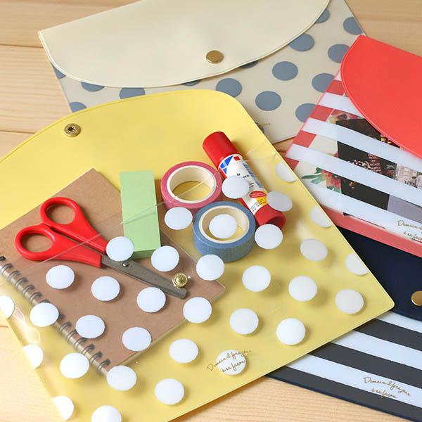 【ファヴォリ Favori】パターンプリントの透明塩ビ＆鮮やかカラーの塩ビを組み合わせたカラフルなキャリングシリーズ。書類や手紙、ノートなどの整理におすすめの書類ケース！A5サイズ用紙やノートを余裕をもってしまえるサイズです。仕切り付きだか...