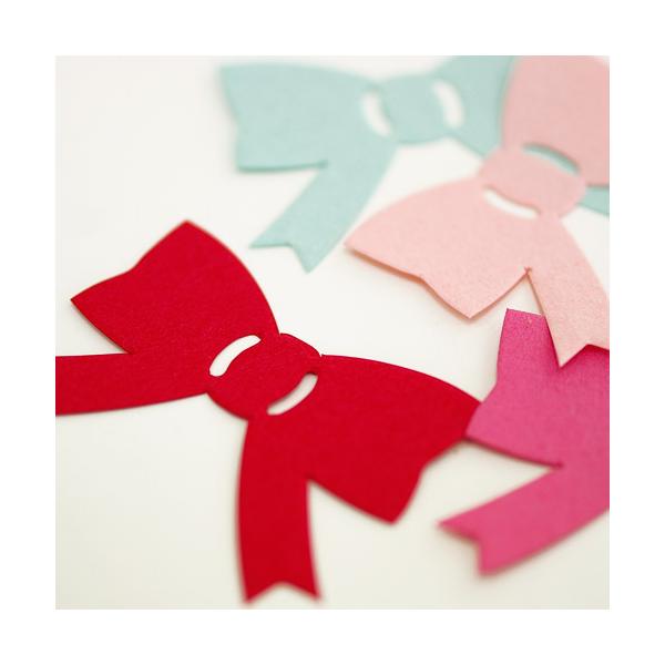 カラフルでさまざまな形に抜かれたペーパーパーツは、アルバムに挟んでもフィルムがボコボコとなりにくいように薄めの紙を選びました。紙でできているので文字を書き込むこともできますよ！■サイズ：約W40×H40mm■カラーアソート4枚入り