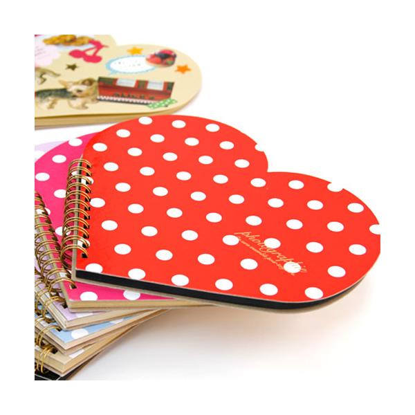 大人気のハート型のスクラップブックにドット柄が新登場!!ポップなカラーとドットの組み合わせがとってもキュート。表紙の色によって台紙の色が異なります。■サイズ：W224×H195mm■ペーパー台紙　25枚■リング製本■台紙の色：レッド、ブラッ...