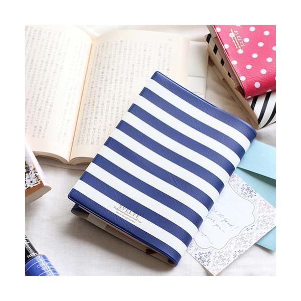 学生さんから社会人の方まで幅広く持てるデザインがキラリと光るスヴェルトシリーズ。こちらは通勤・通学にぴったりのブックカバー。本の厚みに合わせて調整できるアジャスタータイプだから文庫本の厚さに関係なく使うことができます。ビニール素材で汚れに強...