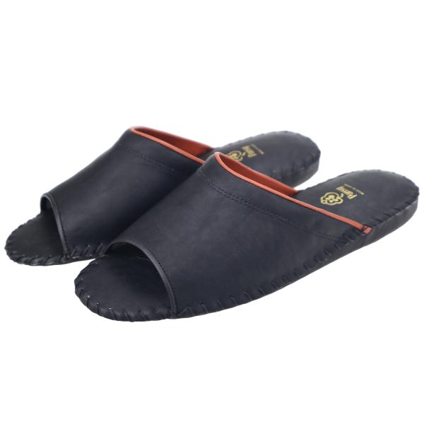 足を入れて実感する上質な履き心地のパンジー、メンズルームシューズ。自分用はもちろん贈り物や来客用としてもお勧めですお手入れしやすく、汚れのつきにくい素材「セルト」を使用した室内履きです1足、1足手編み製法で作られているので足に馴染み快適な履...