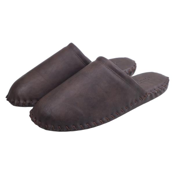 履き心地が良くシンプルなデザインの紳士用室内履き。中敷の前部分に型押し加工を施すことによって前滑りを軽減し歩行をサポート甲裏には足あたりソフトなメッシュ素材を使用し履いている際の不快感を軽減します。滑り止め素材を接地面2カ所に施し、フローリ...