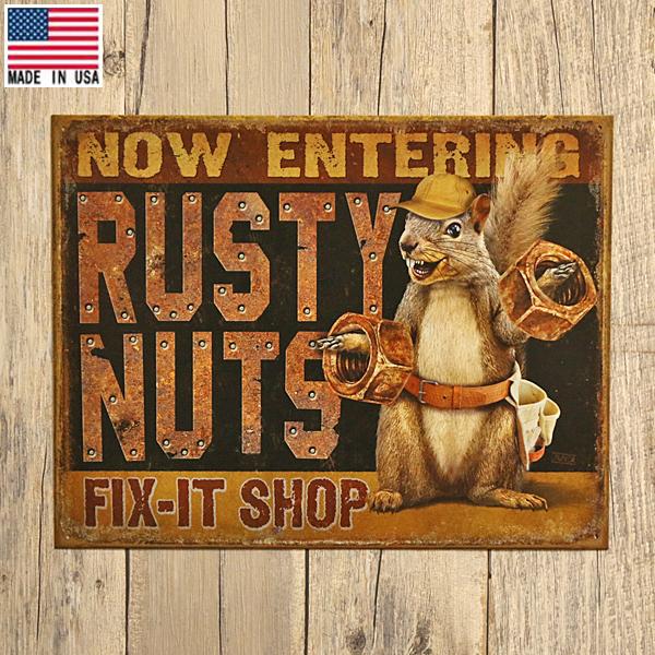 Made in USA！RUSTY NUTS FIX-IT SHOP ビンテージ調 ！ナットを持ったリスのイラストに「RUSTY NUTS FIX-IT SHOP」と書かれたユーモア溢れる看板！いたるところに、「錆び」や「キズ」などのテクス...