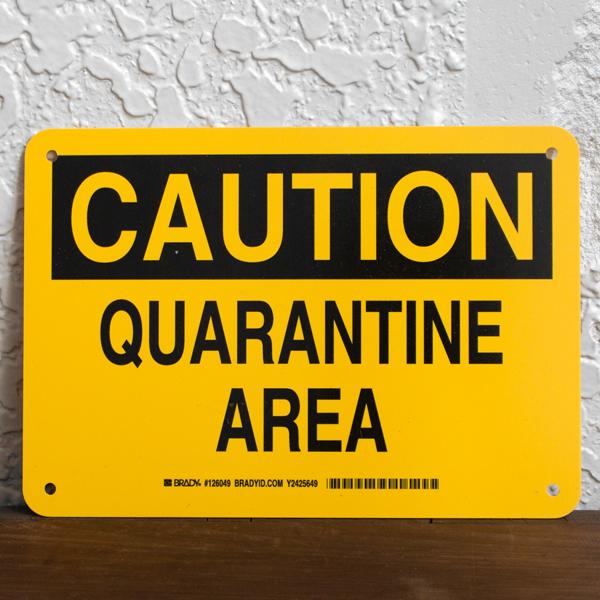 アメリカンデザインのおしゃれな看板・メッセージサインボード。丈夫なプラスチック製で屋外でも使用可能危険物表示　警戒 検疫エリア部屋やガレージの中や外をちょっと危ない雰囲気にしたい時にまずオススメしたいのがこのプレート！1枚あるだけでも特殊な...