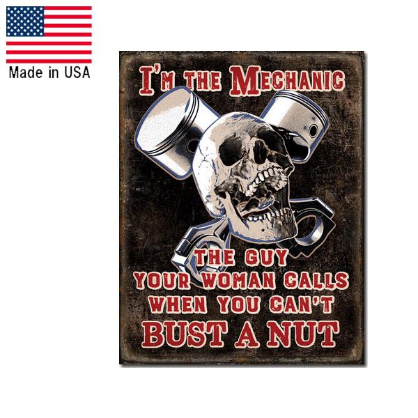 スカルがデザインされた看板です。"I'M THE MECHANIC" "THE GUY YOUR WOMAN CALLS WHEN YOU CAN'T BUST A NUT"の文字が入っています。個人用にガレージやインテリアで個性的な空間を...