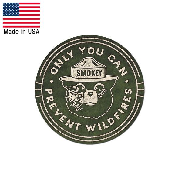 アメリカの森林火災防止を呼び掛けるマスコットキャラクター「スモーキー・ベア」の丸形ブリキ看板です。"ONLY YOU CAN" "PREVENT WILDFIRES"の文字が入っています。個人用として、ガレージやインテリアで個性的な空間を演...