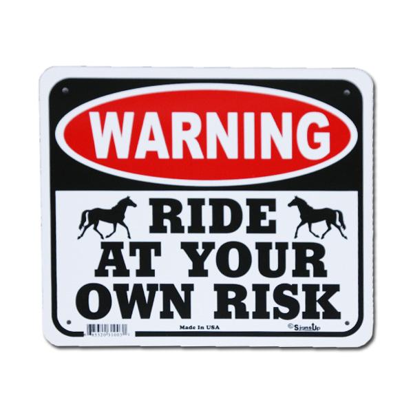 "WARNING" "RIDE AT YOUR OWN RISK" 乗馬は自己責任で！とテキストとイラストの馬が描かれたプラスティックサイン。プラスティック製で、とっても軽量＆丈夫！飾る場所を選びません。お部屋やガレージのインテリアに！ショ...