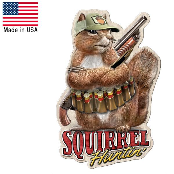 エンボス ダイカット メタルサイン "SQUIRREL Huntin'" リス 狩り 看板 縦29cm×横19cm アメリカ製腕組みしたハンターのリスと"SQUIRREL Huntin' "の文字がデザインされたエンボス＆ダイカットメタルサ...