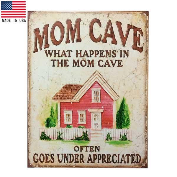 メタルサイン "MOM CAVE" マムケイブ（ママの隠れ家） 32cm×41cm"MOM CAVE""WHAT HAPPNES IN THE MOM CAVE OFTEN GOES UNDER APPRECIATED"全体的に古びた塗料の...