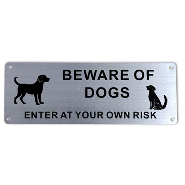 【商品詳細】"BEWARE OF DOGS. ENTER AT YOUR OWN RISK(犬に注意。自己責任でお入りください)"と書かれたアルミプレートです。四隅の壁掛け穴か、裏面の両面テープで貼り付けることができます。犬を飼っているお宅...