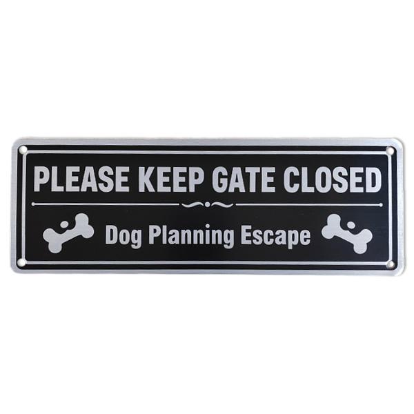 【商品詳細】"PLEASE KEEP GATE CLOSED.Dog Planning Escape(門は閉めておいてください。犬が逃げ出そうとしています)"と書かれたアルミプレートです。四隅の壁掛け穴か、裏面の両面テープで貼り付けることが...