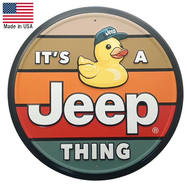 エンボス メタルサイン "IT'S A Jeep THING" イッツ ア ジープ シング 直径29cmジープオーナーの定番カルチャー「Jeep Ducking（ジープ ダッキング）」をモチーフにした、遊び心あふれるレトロデザインのブリキ看...