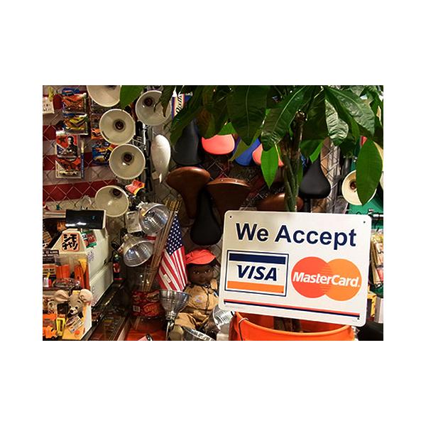 アメリカが誇るクレジットカードの国際ブランド「Visa」と「MasterCard」が使用できます！というサインボードです。店頭やレジ前に貼ってあるあのシールを、大胆にもサインボードにしちゃいました。これなら間違いなく視界に入ってきます。遠く...