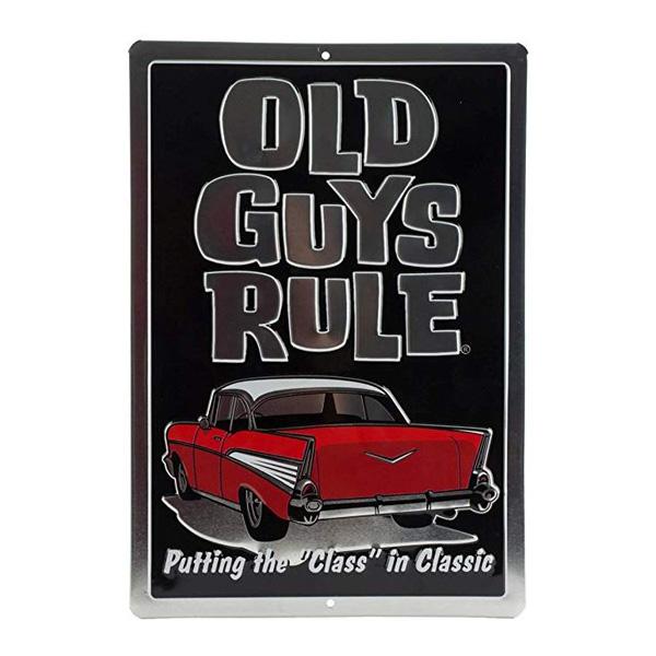 「OLD GUYS RULE Putting the class in classic」と書かれたブリキ看板です！下部には赤いアメ車も配置されています！エンボス加工されているので、立体的にみえ、目を惹く商品です！ 個人用にガレージやインテリ...
