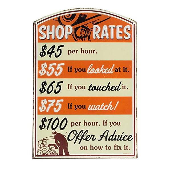 ショップ料金表をモチーフにしたブリキ看板です！端には錆びテクスチャが描かれていて「ビンテージ」を感じさせてくれる看板です！ また、エンボス加工されているので立体的にみえ、目を惹く商品です！SHOP RATES（工賃）$45 per hour...