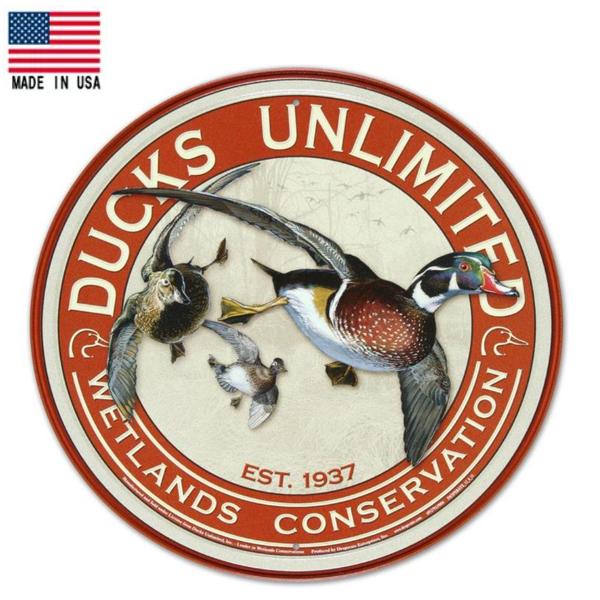 Made in USA！カモのイラストに、「DUCKS UNLIMITED WETLANDS CONSERVATION」と書かれたブリキ看板です！外周はエンボス加工され、額に入れたような立体感！また、全体的に薄めな色調で、「ビンテージ」を感...