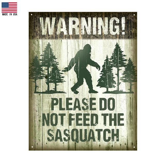 ビッグフットのイラストと「WARNING PLEASE DO NOT FEED THE SASQUATCH」と書かれた看板！ 木板に、ペンキで描かれたようなデザインで、ところどころ、擦れていたり、キズのようなテクスチャ が描かれていて、ビン...