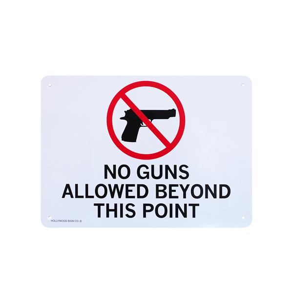 英語でNO GUNS ALLOWED BEYOND THIS POINT『銃規制区域』と表記が書かれたプラスチックサイン！海外のコンサート会場や、球場、映画館などの公共の場の銃規制区域に使用されています！厚み約1ｍｍのプラスチックで作られた...