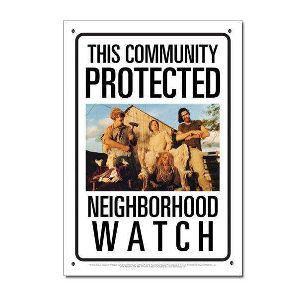 ホラー映画「悪魔のいけにえ」が描かれたブリキ看板！「THIS COMMUNITY PROTECTED NEIGHBORHOOD WATCH」と書かれ、中央には映画のワンシーンが写ったデザイン！お部屋やガレージのインテリアに、ショップのディス...