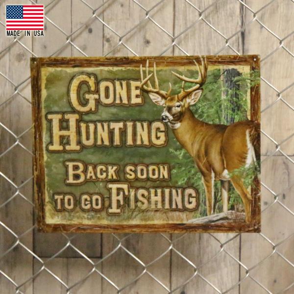 悠然と立つ鹿のイラストと”GONE HUNTING BACK SOON TO GO FISHING” ハンティングの次はすぐにフィッシングとわんぱく感溢れるテキストが躍るメタルサイン。額縁風のデザインの四辺とそこからはみ出している鹿の細部ま...