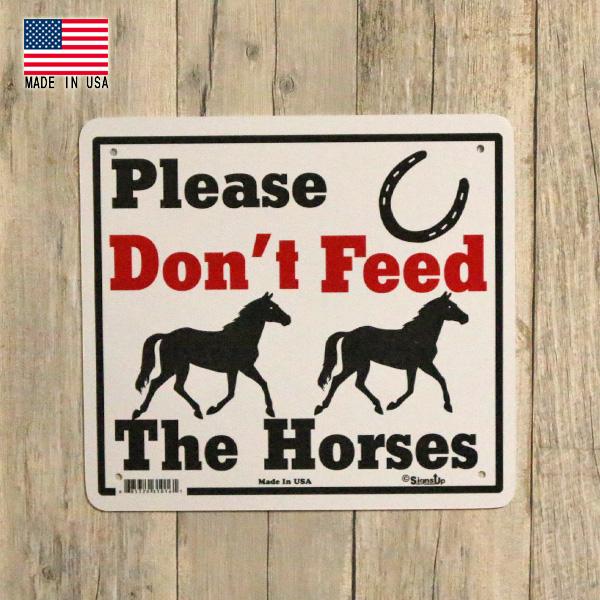 ”Please Don't Fee The Horses. (馬に餌付けしないでください)”と描かれたプラスティックサイン。牧場や厩舎などでも実用的に使用できるおしゃれなシルエットデザイン＾＾プラスティック素材で軽量＆丈夫！飾る場所を選びま...