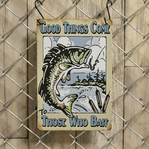 【商品詳細】レトロ調な色合いでペンキで描いたような、釣り上げられたバスのイラストと ”GOOD THINGS GOME” "TO THOSE WHO BAIT"と書かれたブリキ看板です！ 縁には錆びテクスチャが描かれてヴィンテージ感も感じら...