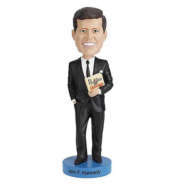Royal Bobbles製 "ジョン・F・ケネディ ボビングヘッド" です。非常に高品質なモデルです。全米大ベストセラーとなり、ピュリッツァー賞を受賞した書籍『勇気ある人々』を持った誇らしげなケネディの姿が再現されています。高さ：約20cm