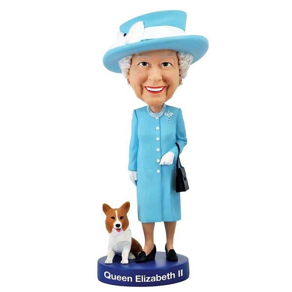 ロイヤルボブルズ (Royal Bobbles)のエリザベス2世(Elizabeth II) ボブルヘッド1952年から在位中のイギリス女王、エリザベス2世のボビングヘッドです。水色のコートと帽子を身にまとったフィギュアで愛犬のコーギーも隣...