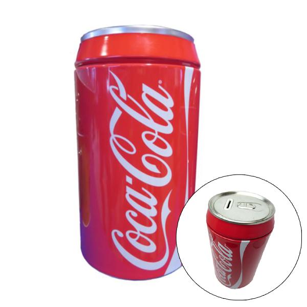 「コカコーラ」の缶をモチーフにした貯金箱！ブリキなので、本物の缶が少し大きくなった感じ！上部はフタになっていて、簡単に取り外し可能！貯金箱としてはモチロンのこと、飴玉や、小物入れとして使っても◎アメリカンな雰囲気のする貯金箱！インテリアとし...