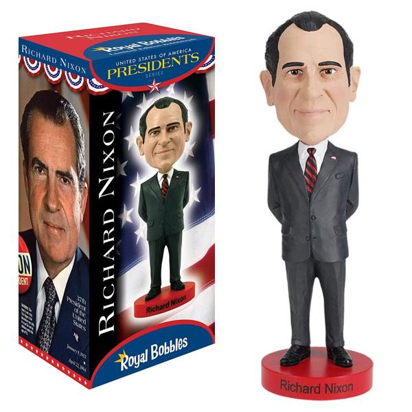 1969年から1974年まで第37代アメリカ合衆国大統領を務めたリチャード・ニクソンのフィギュアです。手塗りでペインティングを施されたこだわりの逸品！ 頭に触れると、ビョ〜ンビョ〜ンと頭が揺れるます。 ユニークでコレクション性の高いボビング...