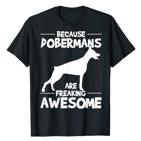 ドーベルマンがデザインされた半袖Tシャツです。 「BECAUSE DOBERMANS ARE FREAKING AWESOME」の文字が入っています。 ドーベルマン飼いの方にオススメです。コットン100%の着心地の良いTシャツです。【商品情...
