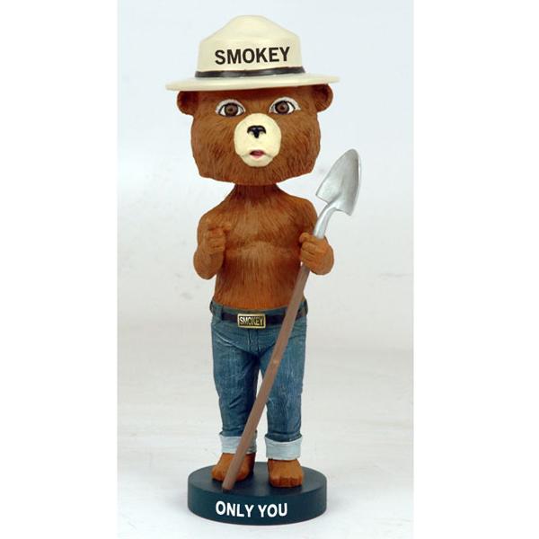 Royal Bobbles製 "スモーキーベア " です。アメリカで長年愛され続けているクマ「スモーキーベア」。1985年のスモーキー・ベアを用いた山火事防止キャンペーンのデザインで細部まで丁寧に作り込まれています。・高さ：約22cm【商品...